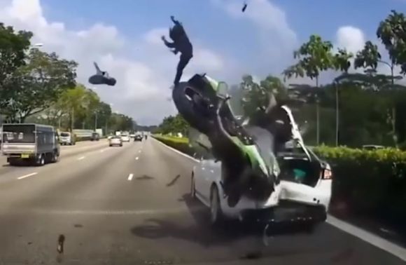 High-cylinder motorcycle at high speed collides with the rear of a car ...