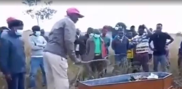 Angola’s traditional “beaten funeral”, a strange video of beating a ...