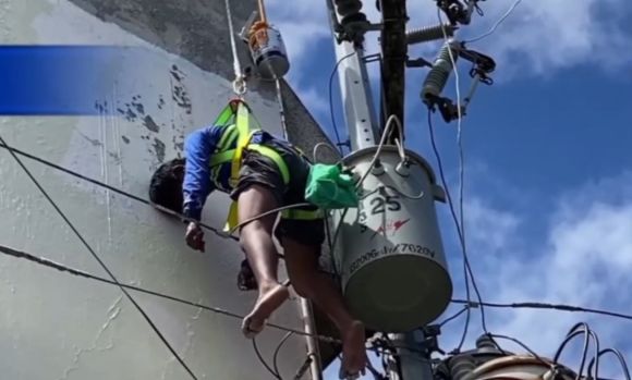 Painter electrocuted to death in deadly work accident in Philippines.