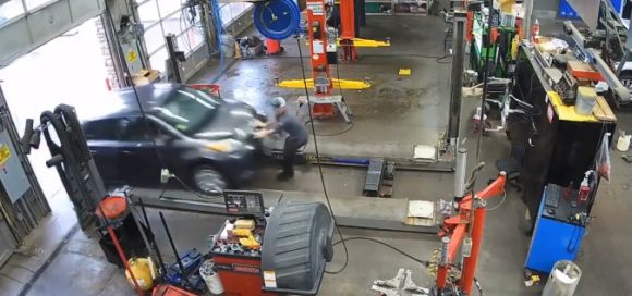 Mechanic in the USA is run over inside his mechanic shop by an out-of ...
